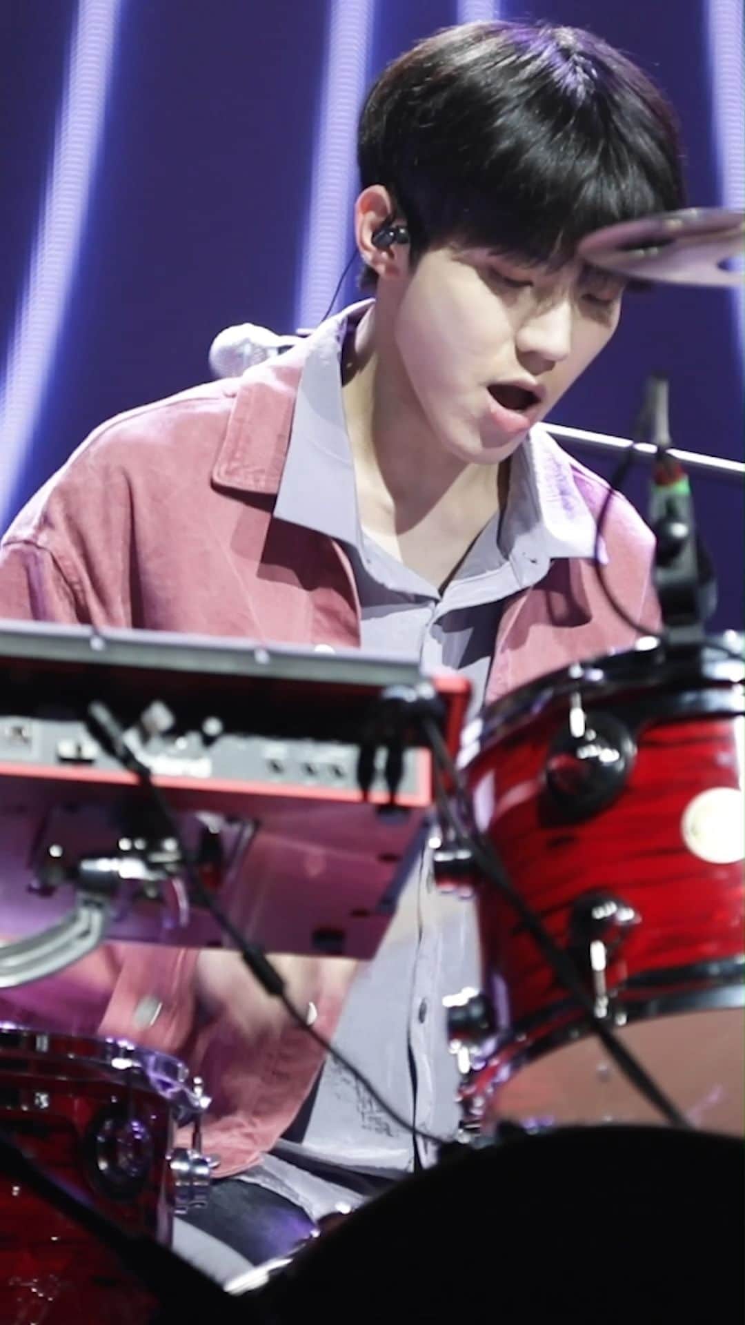 DAY6さんのインスタグラム動画 - (DAY6Instagram)「도운 특기 : 드럼으로 무대 부수기👊🏻 @ 2019 2ND WORLD TOUR 'GRAVITY' #DAY6 ...