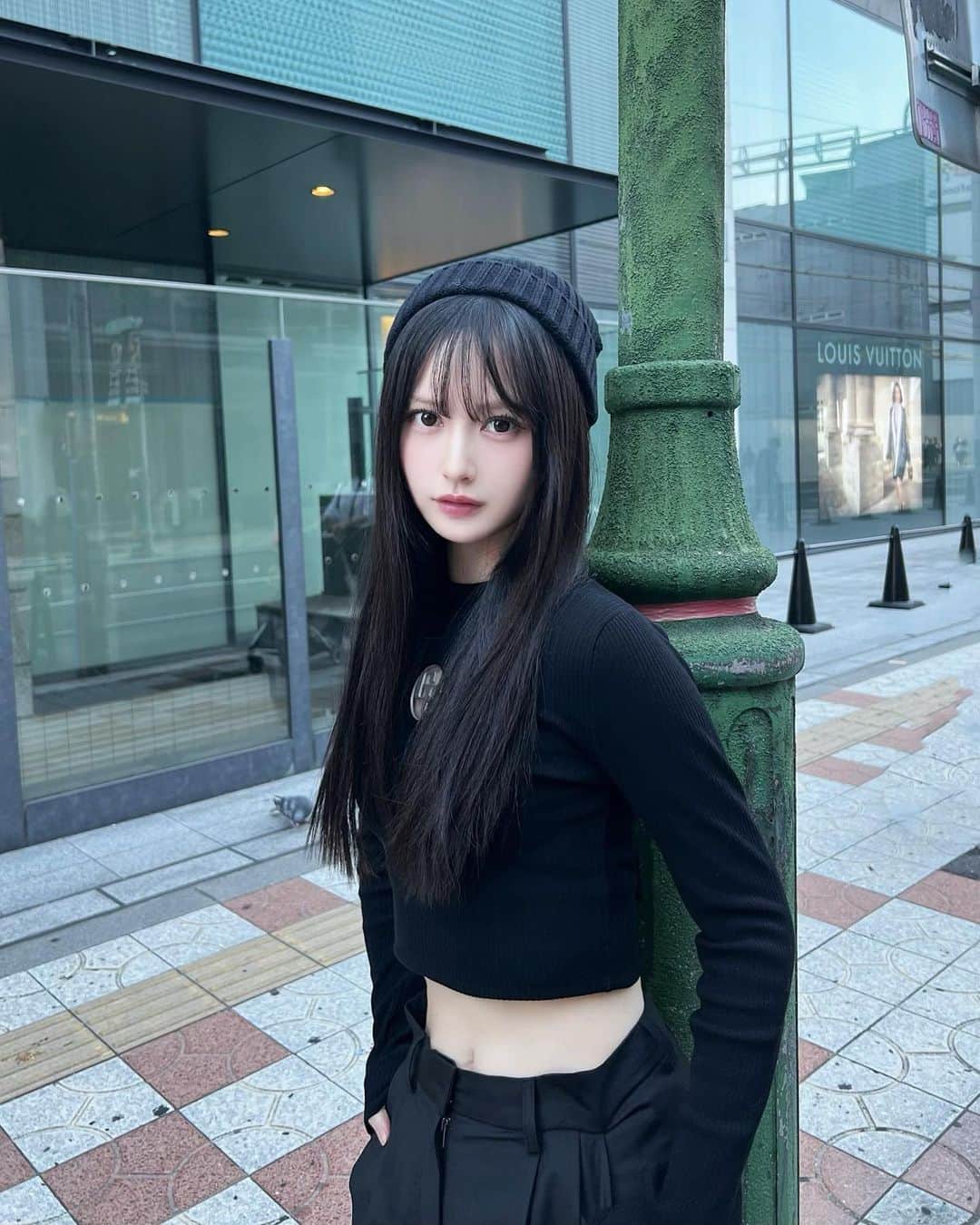 山本望叶さんのインスタグラム写真 - (山本望叶Instagram)「服装難しい季節 🙁 #ootd #code #秋服コーデ #ブラックコーデ #モノトーンコーデ #ニット帽 #hm # ...