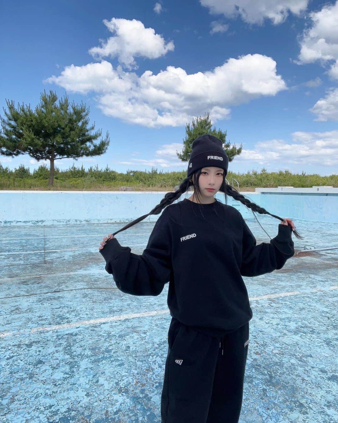 重盛さと美さんのインスタグラム写真 - (重盛さと美Instagram)「NEW ERAコラボ「FRIEND」 発売開始しました〜！！！！！🖤 ...