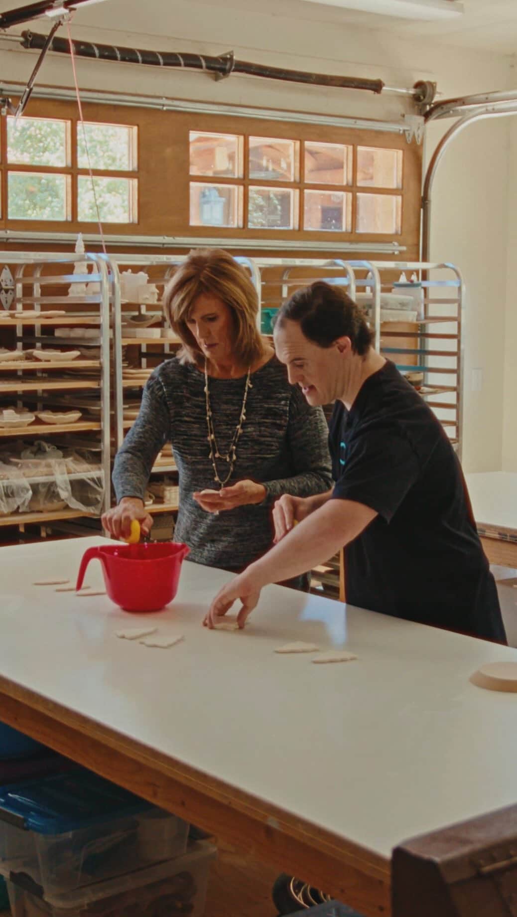 etsyさんのインスタグラム動画 - (etsyInstagram)「Troy, a potter with Down Syndrome ...