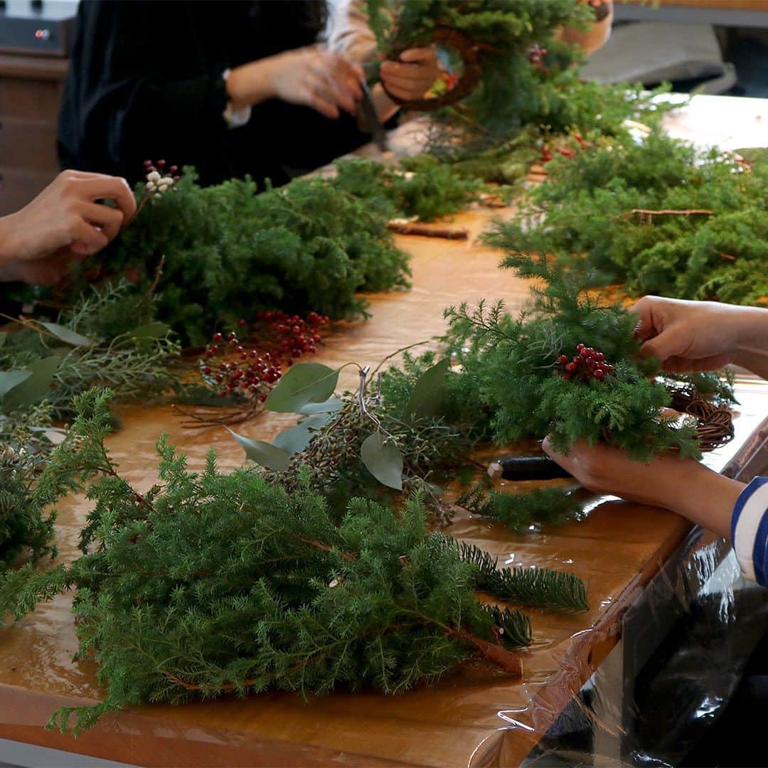 graf studioさんのインスタグラム写真 - (graf studioInstagram)「【クリスマスリース ワークショップ開催】 今年もgraf shopでは、店舗を持たない移動花屋 ...