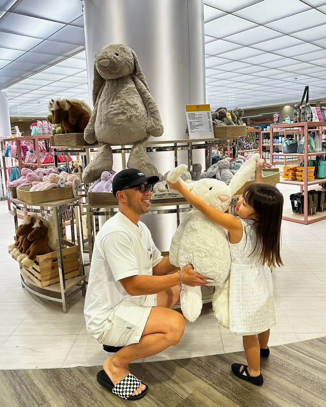 植竹拓さんのインスタグラム写真 - (植竹拓Instagram)「グアムへ来たら毎回行くセイルズBBQ. サンセットを眺めながらの最高なロケーションにビールも格別🍺 翌日は娘のBirthday ...