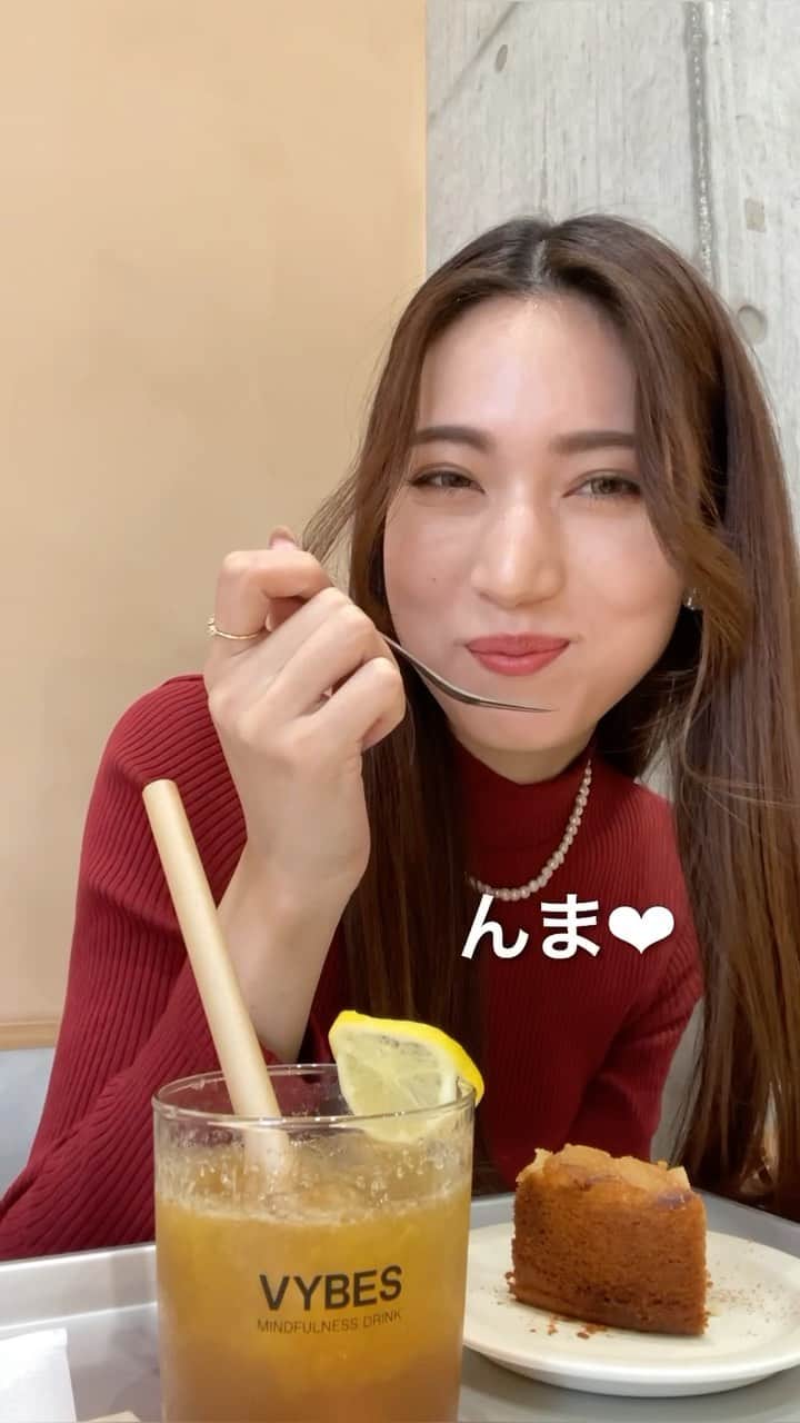 岩下真奈さんのインスタグラム動画 - (岩下真奈Instagram)「📍moo café @原宿 * 日本初上陸のマインドフルネスドリンクVYBES🥤 . 原宿にあるコラボカフェがお洒落すぎた ...