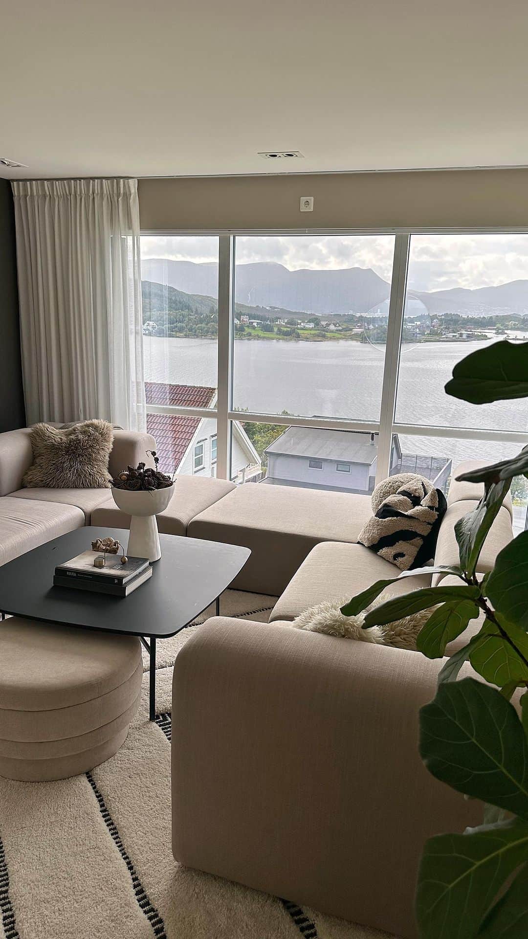 Inger-Lise Lillerovdeさんのインスタグラム動画 - (Inger-Lise LillerovdeInstagram)「Hellooo weekend 🥂 Et glimt ...