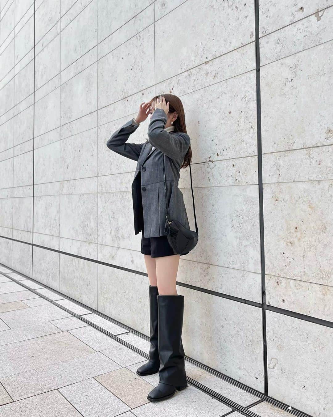 桑島 夢さんのインスタグラム写真 - (桑島 夢Instagram)「. お気に入りのコーデ🩶 ハートのバッグと最近よく履いているブーツが可愛くて好き🥺🫶🏻！ 🏷️ ︎tops @hm 品番 ...