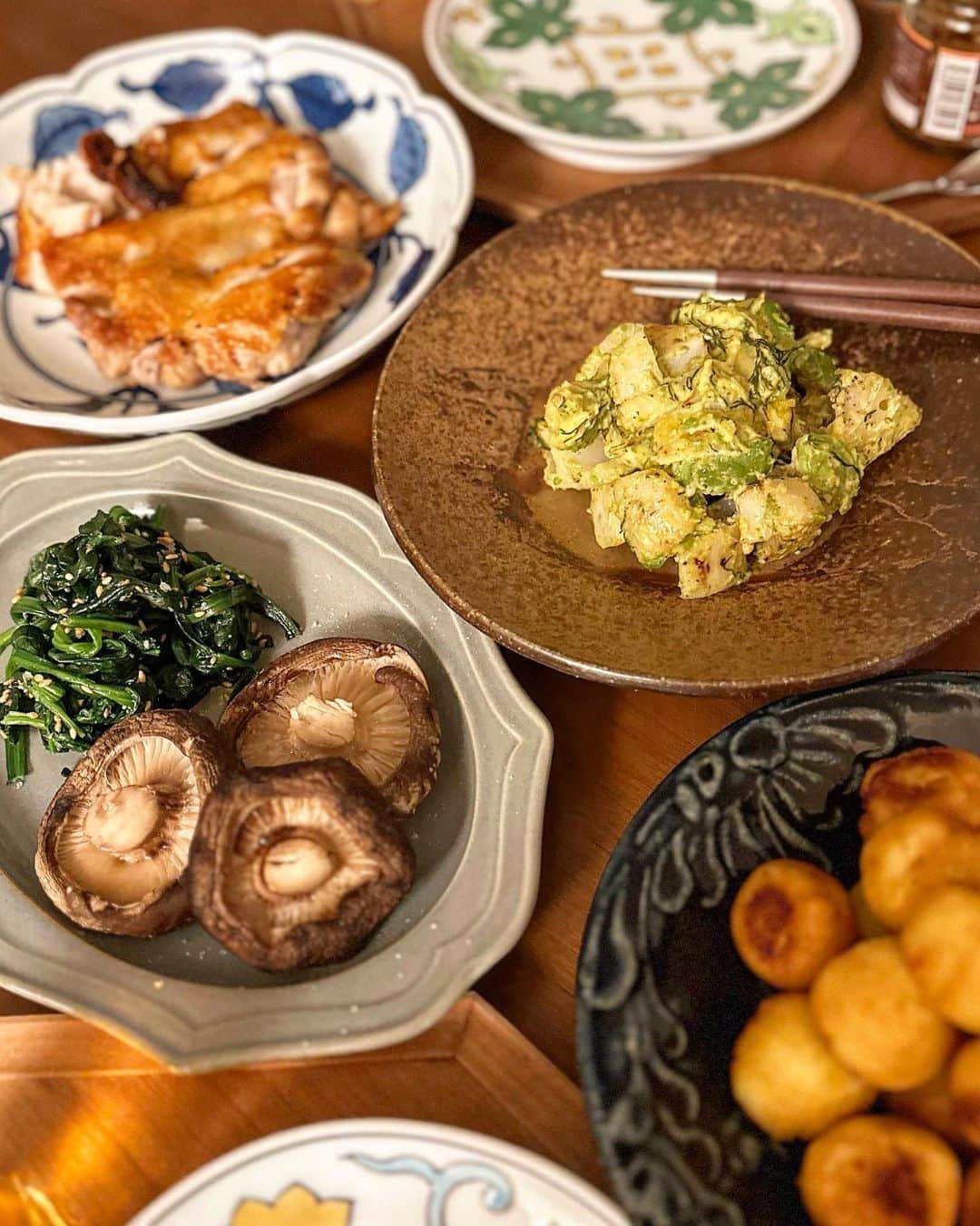川人未帆さんのインスタグラム写真 - (川人未帆Instagram)「・ 今日の晩御飯は居酒屋のようなメニュー。 鶏もも肉のパリパリ焼き 蓮根 ...
