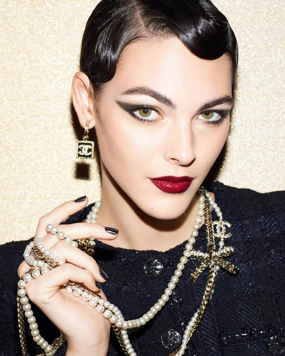 シャネルさんのインスタグラム写真 - (シャネルInstagram)「Roaringly retro. Sparkling, golden ...