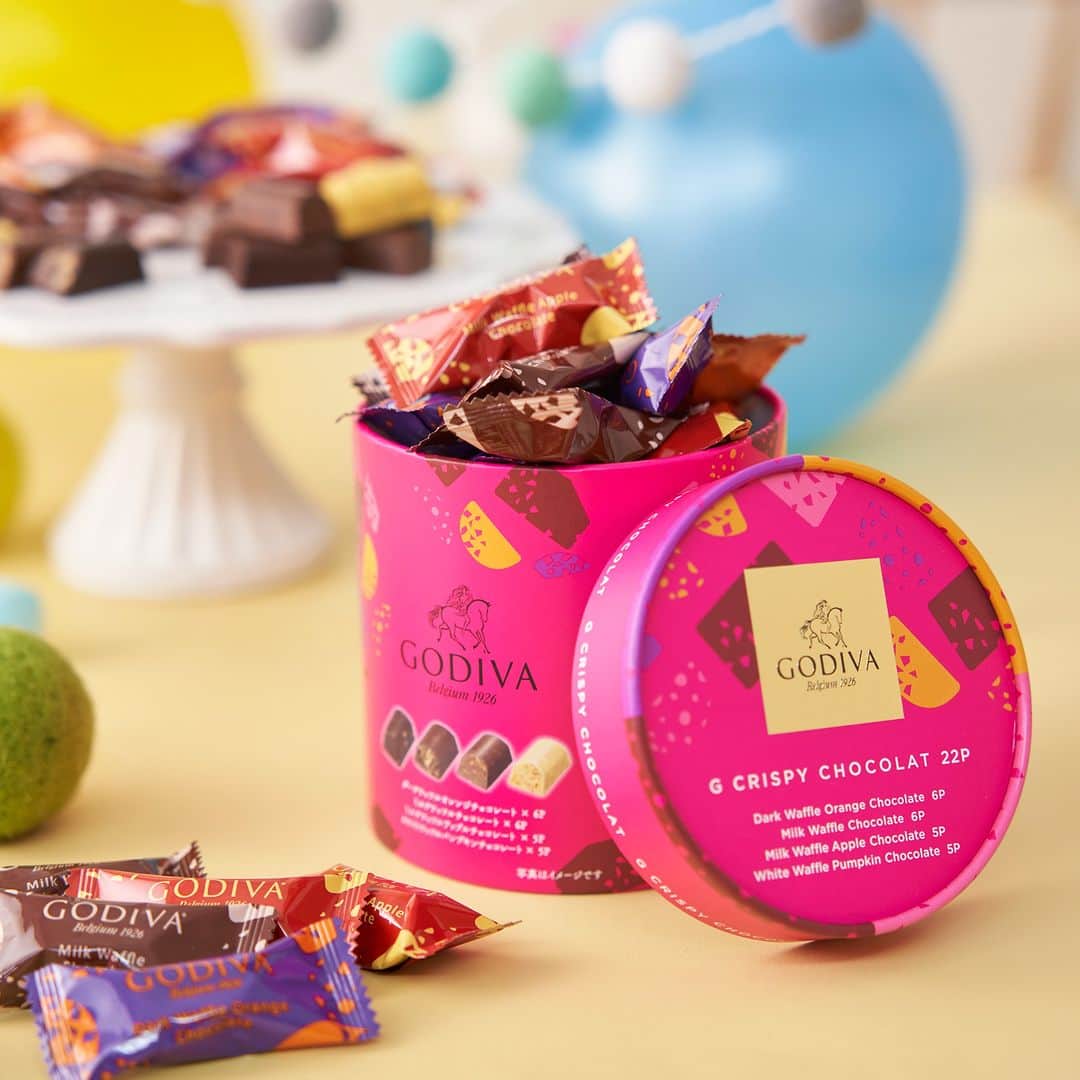 GODIVAさんのインスタグラム写真 - (GODIVAInstagram)「\ パーティーシーズンにピッタリ🎉／ ワッフルのサクサクとした食感が楽しいひと口タイプのチョコレート、 「G ...