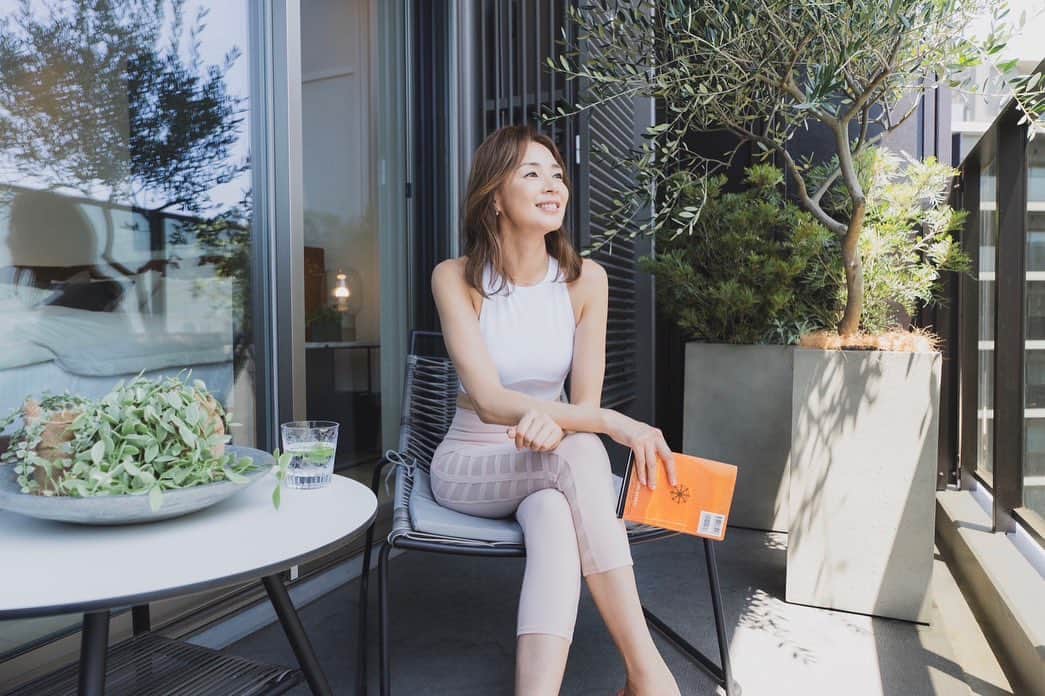 SHIHOさんのインスタグラム写真 - (SHIHOInstagram)「友人達が遊びに来ると、リニューアルした お部屋が大好評！ テラスもベッドルームも、 実はリビングも新しく家具を配置し ...