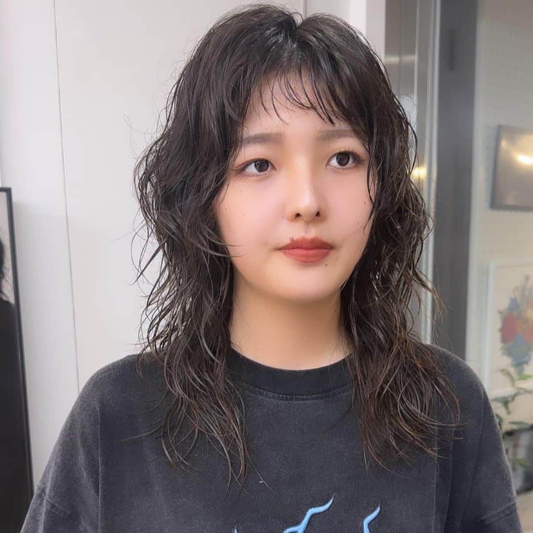 オオモトさんのインスタグラム写真 - (オオモトInstagram)「ウルフヘアでパーマもおすすめです ︎ カラーもパーマも楽しみましょう🦱 ...