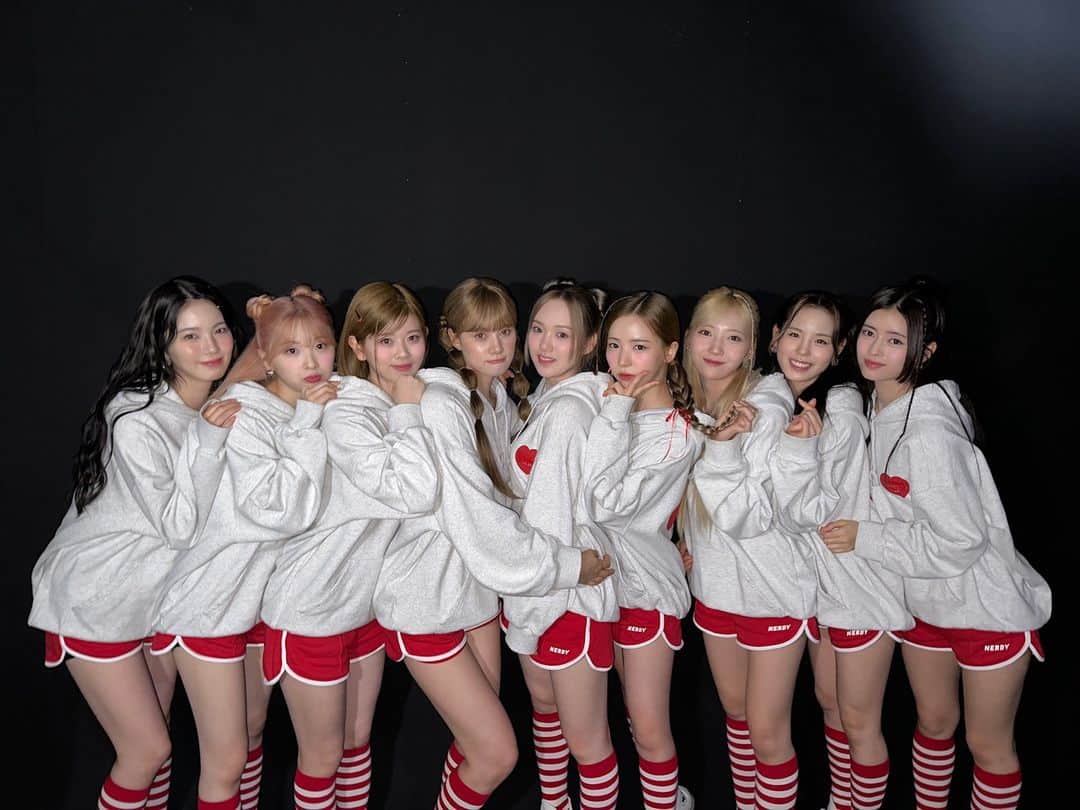 Niziさんのインスタグラム写真 - (NiziInstagram)「[#NiziU_CAM] 우리 니쥬 덕분에 1030배 즐거웠던 트레일러 촬영장에서📸 #NiziU #니쥬 ...