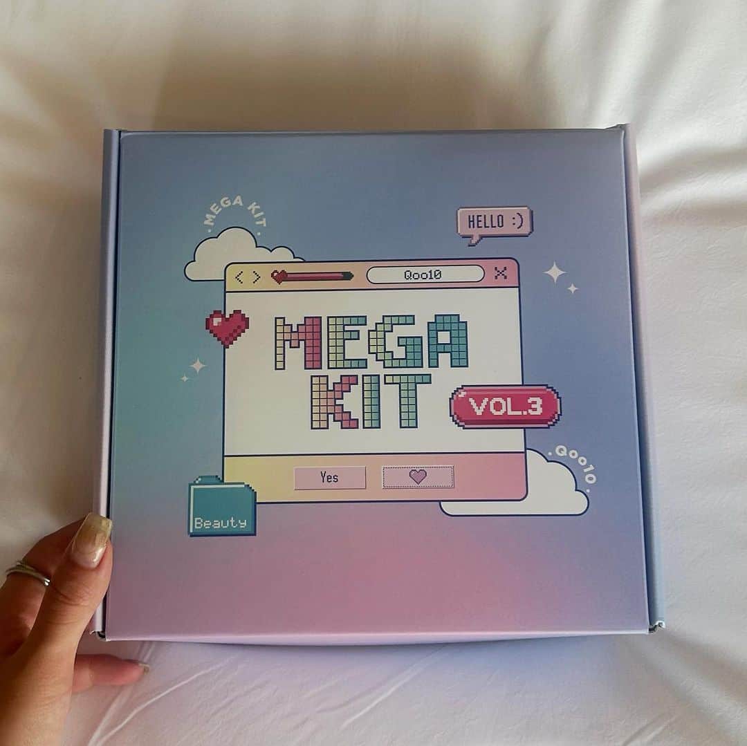 安原舞さんのインスタグラム写真 - (安原舞Instagram)「⁡ ⁡ ⁡ Qoo10のMEGA KIT届いたあああ🫶🏻 @qoo10.official ⁡ 中身が豪華すぎるからみてほしい ...