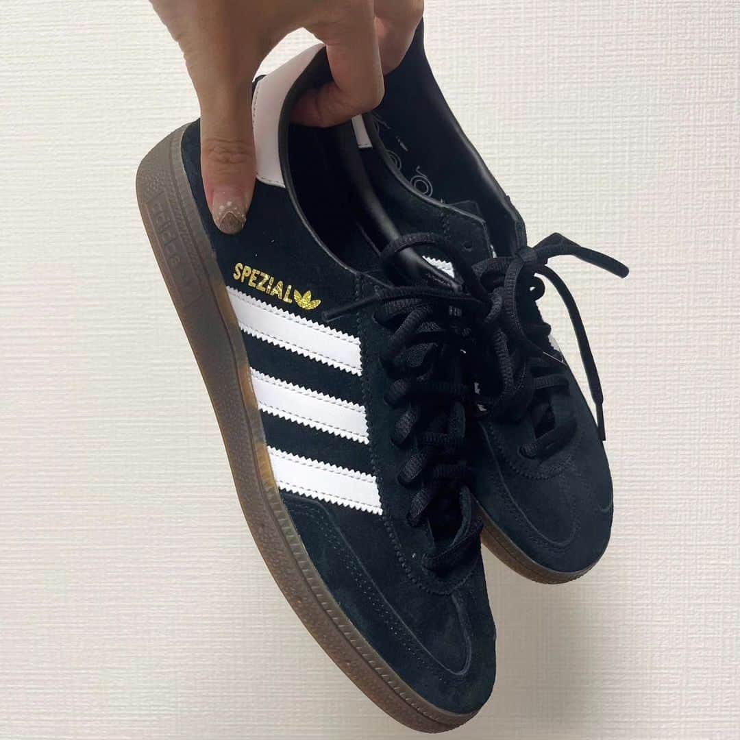 4meee!さんのインスタグラム写真 - (4meee!Instagram)「【シンプルで大人女子の足元に欲しいスニーカー】 アディダスのスニーカーは どの時代もどんなコーデにも似合う！ 今 ...