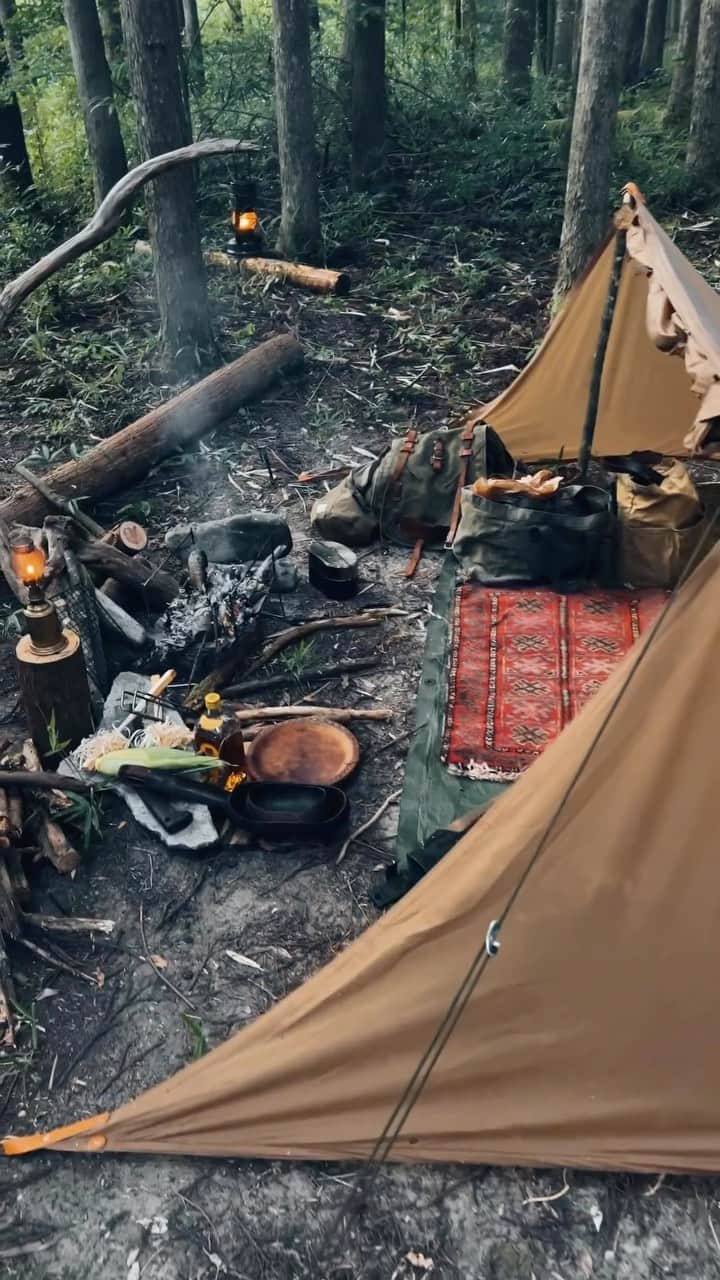 CAMP_HACKさんのインスタグラム動画 - (CAMP_HACKInstagram)「ブッシュクラフトスタイルに、差し色の赤いラグがセンスを際立たせています 雰囲気抜群なテントは「ウェレン ...