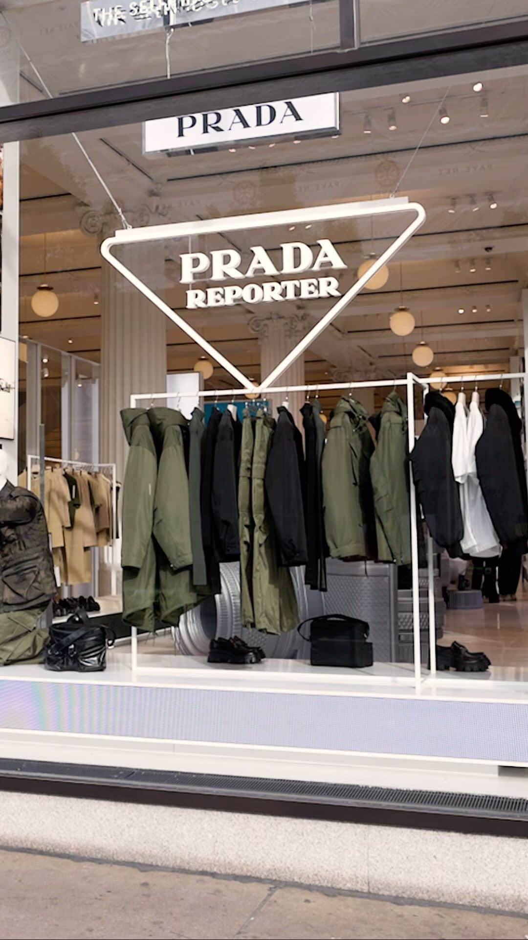 プラダさんのインスタグラム動画 - (プラダInstagram)「Prada Reporter, a travelling pop-up destination, presents a ...