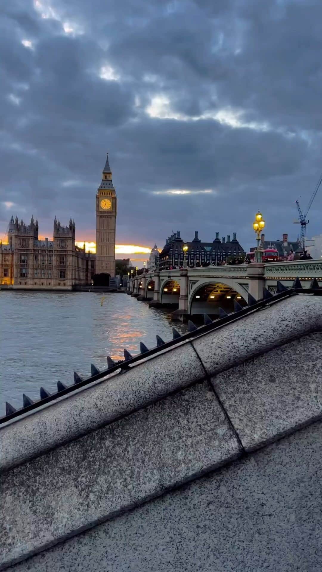 PicLab™ Sayingsさんのインスタグラム動画 - (PicLab™ SayingsInstagram)「Dear London ...