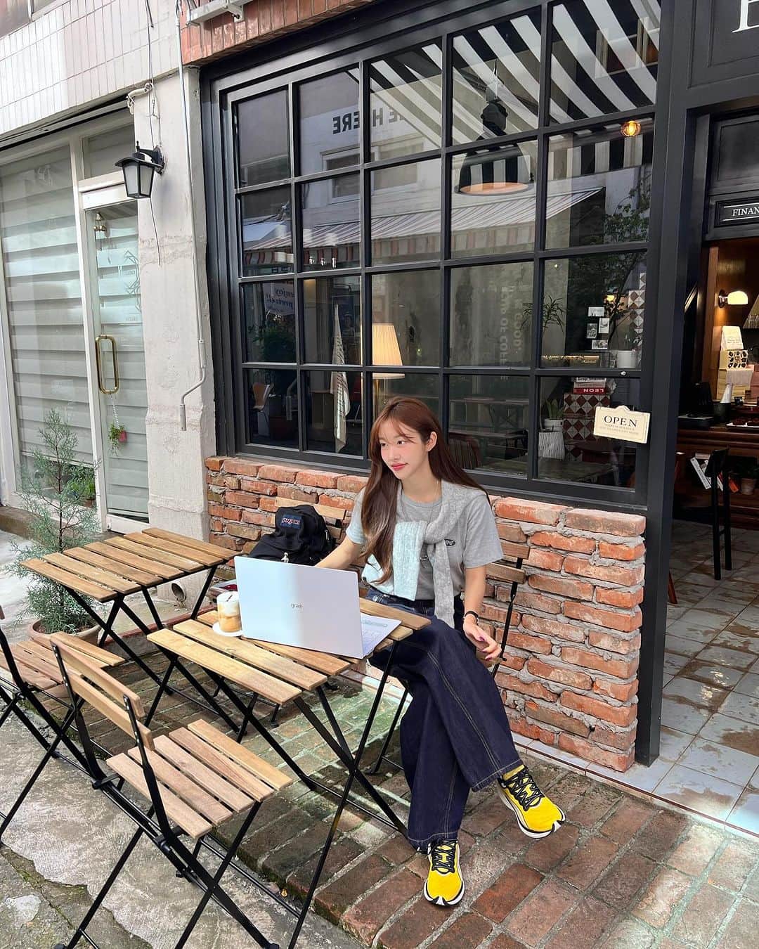 COCO さんのインスタグラム写真 - (COCO Instagram)「#광고 #LG전자 요즘 여행하기 너무 좋은 날씨죠~ 부산역 2 ...