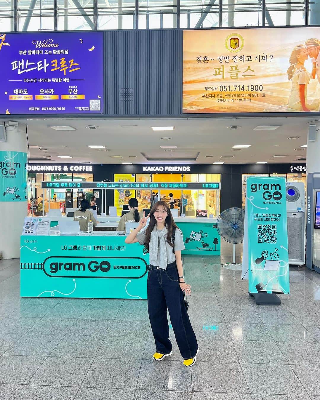 COCO さんのインスタグラム写真 - (COCO Instagram)「#광고 #LG전자 요즘 여행하기 너무 좋은 날씨죠~ 부산역 2층 광장의 ’LG그램 팝업존‘에서 여행 떠나기 ...