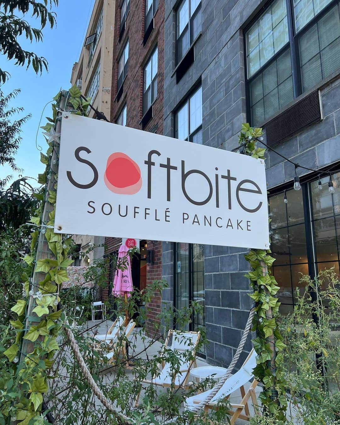 荒木優里さんのインスタグラム写真 - (荒木優里Instagram)「🧁 気になっていたカフェ、 soft biteでパンケーキを食べました〜🥞 その名の通り、ふわっふわ食感に感動🥰 甘すぎ ...