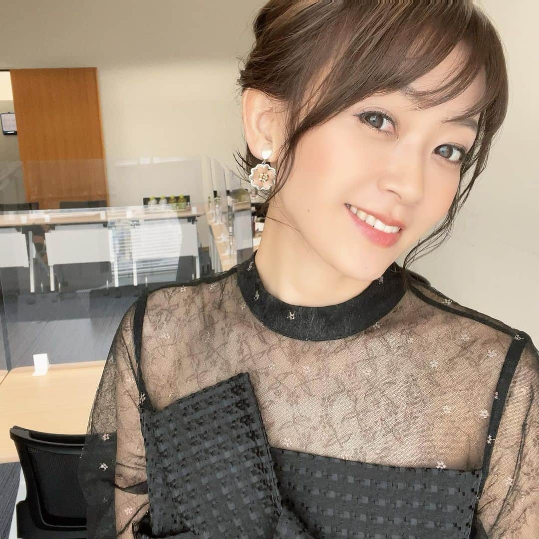岡部玲子さんのインスタグラム写真 - (岡部玲子Instagram)「本日の衣装とヘアアレンジ (@leja__official )さんのブラックワンピース🖤 レースの部分とハリのある生地の ...
