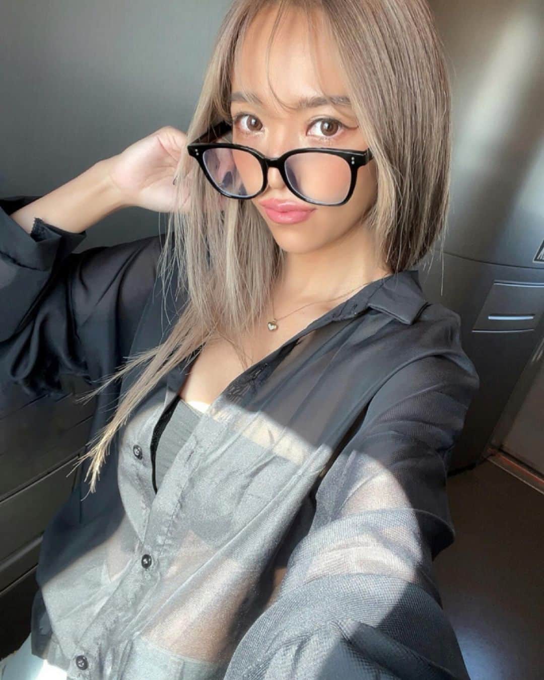 ユミ さんのインスタグラム写真 - (ユミ Instagram)「New hair color🩶 分けたり出したりが自在の チョロチョロ前髪 ...