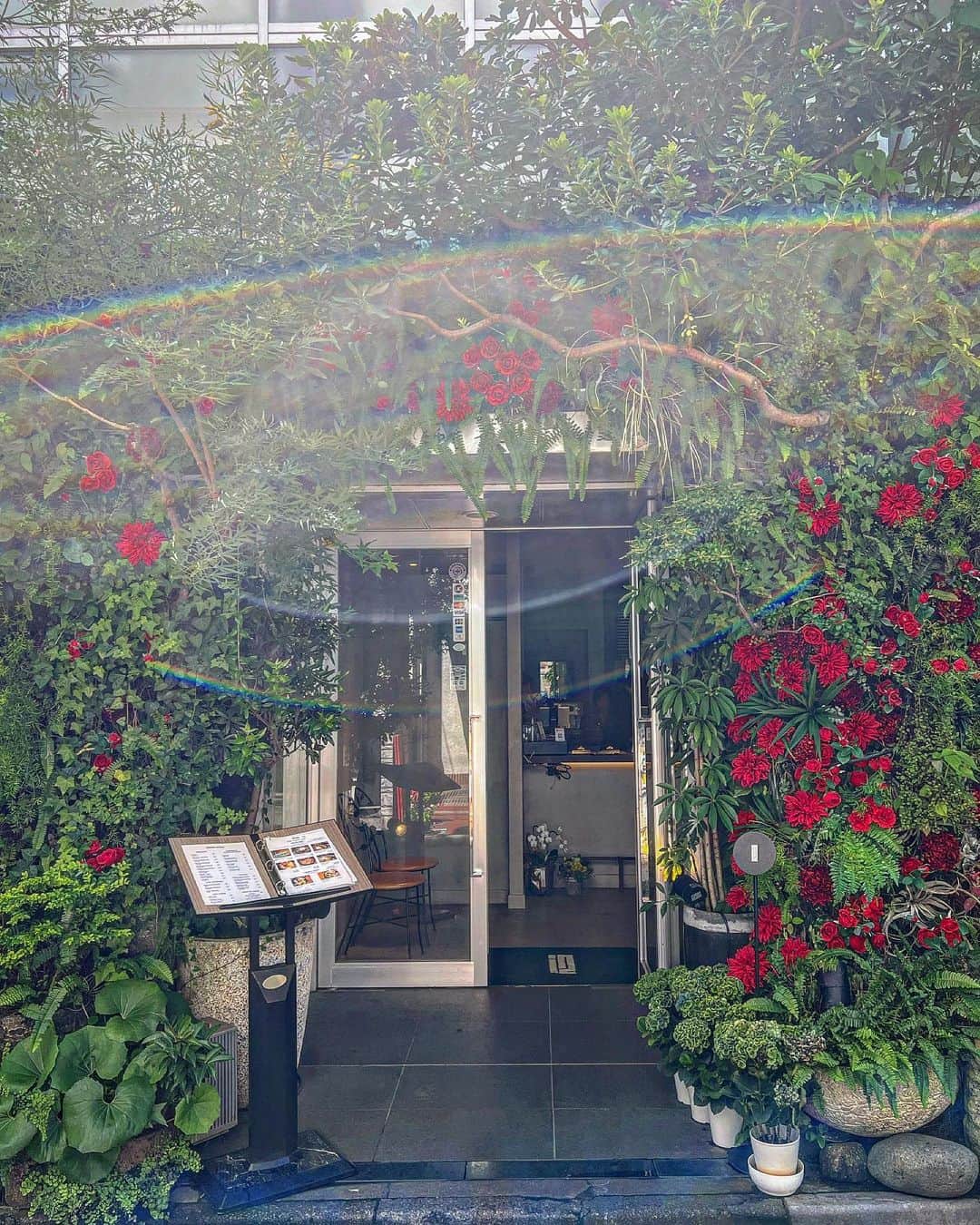 能美黎子さんのインスタグラム写真 - (能美黎子Instagram)「・ 表参道にある花に囲まれた お洒落隠れ家cafe🌳 “i2 cafe @i2.cafe ” ここがcafe ？ と思って ...