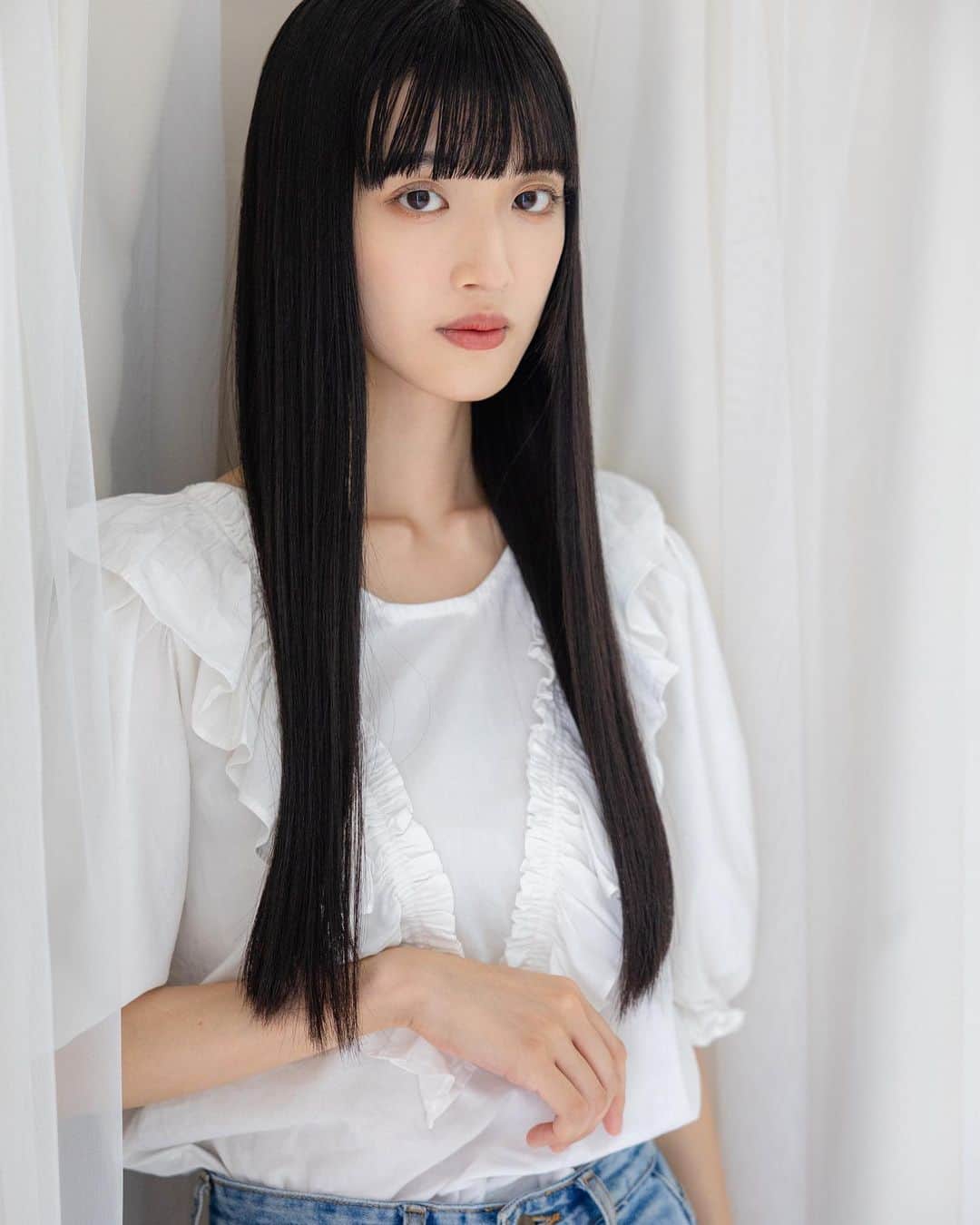 桃さんのインスタグラム写真 桃instagram 「デニムコーデ🤍 デニムってなんでも合うから持ってるだけで一年中履けちゃう Jj