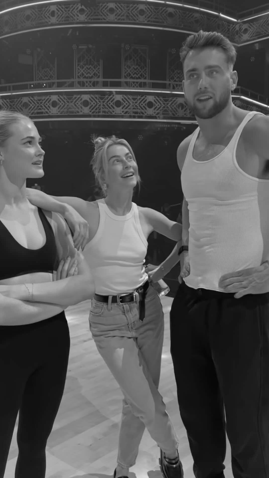 ジュリアン・ハフさんのインスタグラム動画 - (ジュリアン・ハフInstagram)「Asking everyone’s burning ...