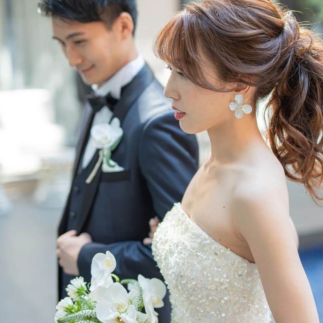 PIARYさんのインスタグラム写真 - (PIARYInstagram)「\ 先輩花嫁さまの素敵な入場シーンをご紹介💕 ／ 緑いっぱいのガーデンからの入場をされた花嫁さま♪ 結婚式で大切にされ ...