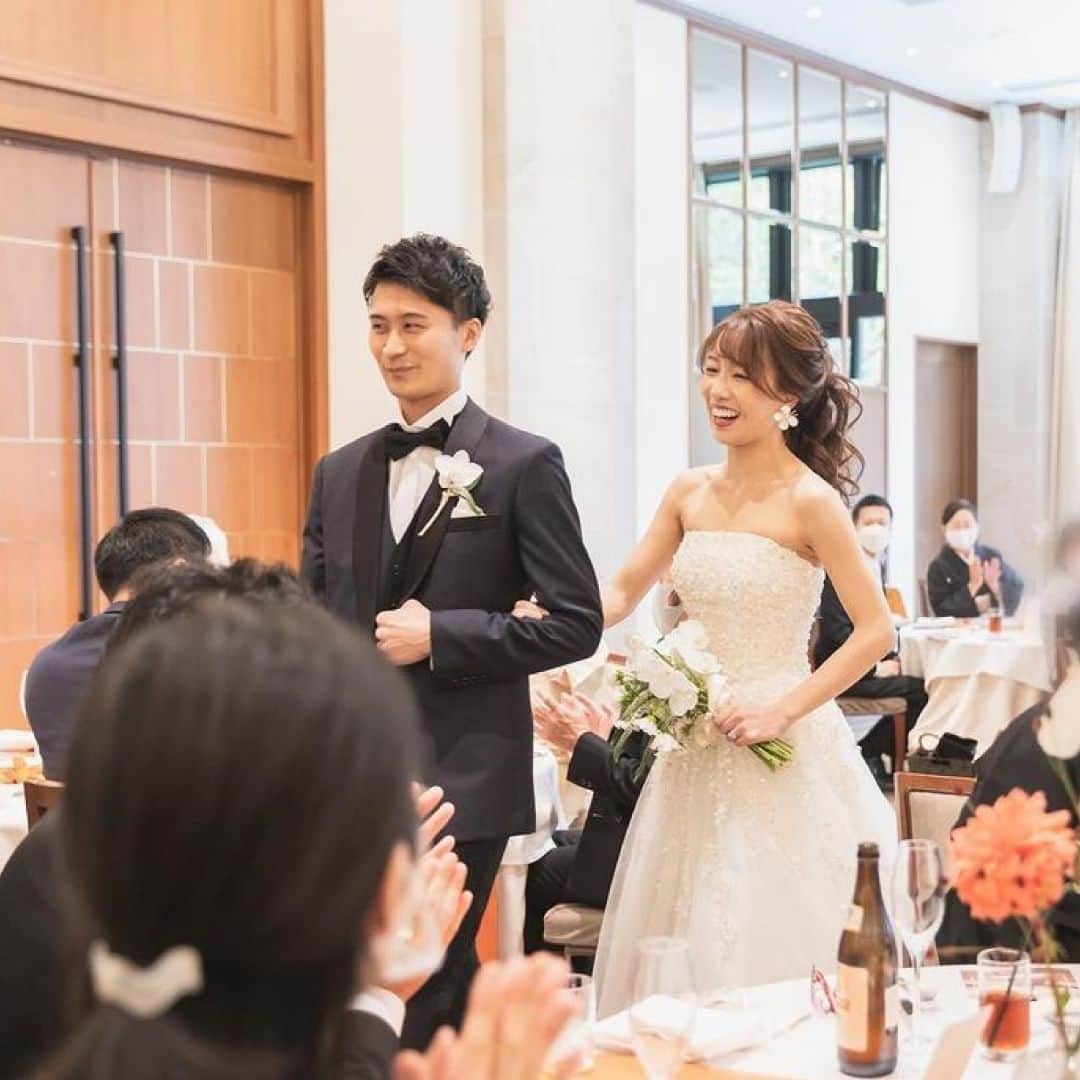 PIARYさんのインスタグラム写真 - (PIARYInstagram)「\ 先輩花嫁さまの素敵な入場シーンをご紹介💕 ／ 緑いっぱいのガーデンからの入場をされた花嫁さま♪ 結婚式で大切にされ ...