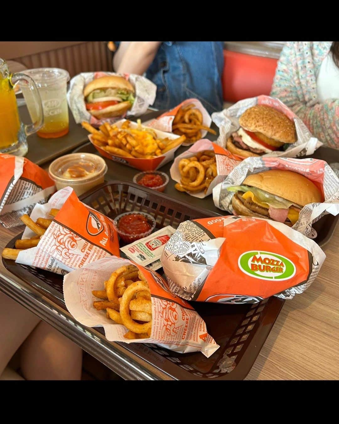 新倉愛海さんのインスタグラム写真 - (新倉愛海Instagram)「沖縄A&Wでボリューム満点のハンバーガー🍔 お店の雰囲気がとっても ...