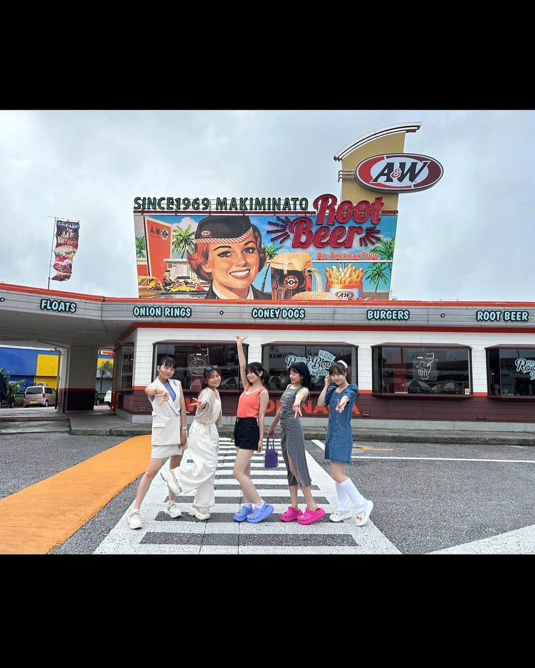 新倉愛海さんのインスタグラム写真 - (新倉愛海Instagram)「沖縄A&Wでボリューム満点のハンバーガー🍔 お店の雰囲気がとっても ...