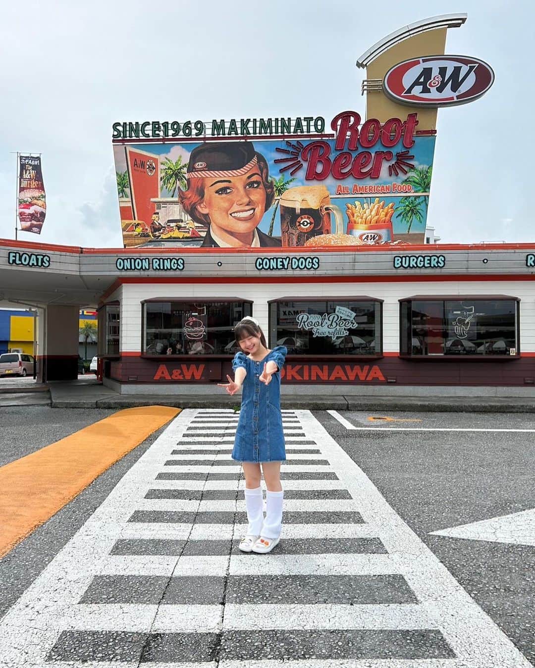 新倉愛海さんのインスタグラム写真 - (新倉愛海Instagram)「沖縄A&Wでボリューム満点のハンバーガー🍔 お店の雰囲気がとっても ...