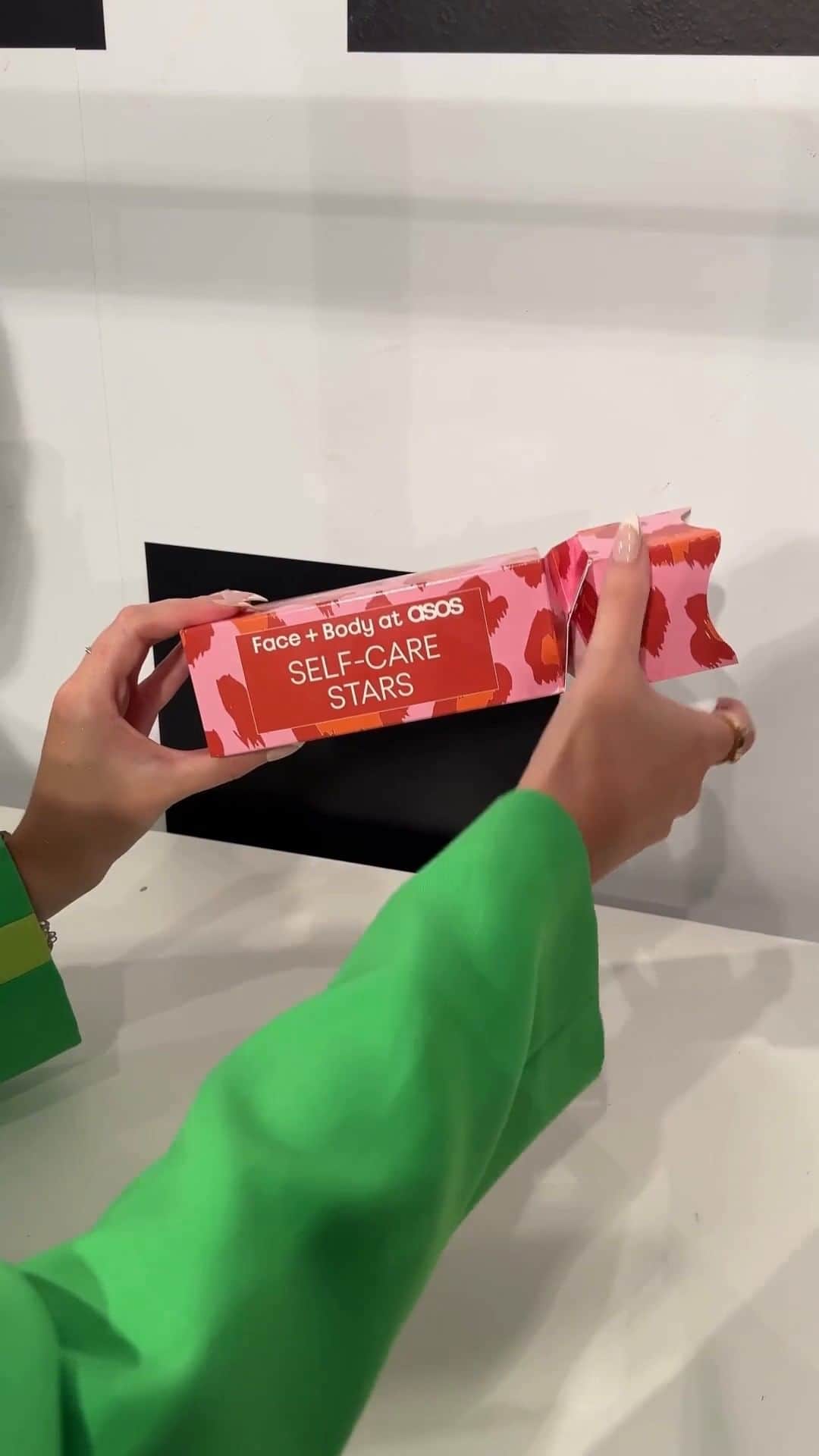 ASOSさんのインスタグラム動画 - (ASOSInstagram)「These stocking fillers sleigh 🛷🎄 ...