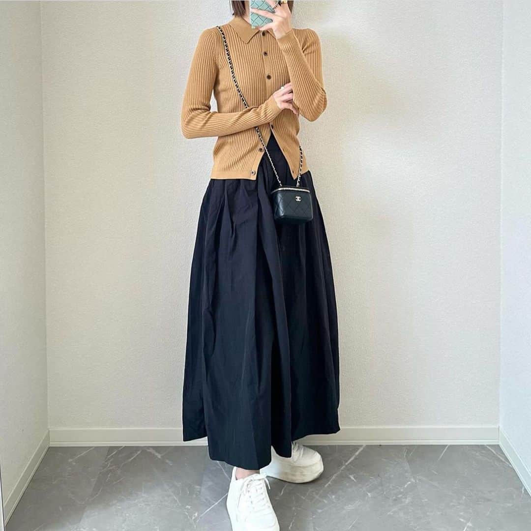 4yuuu!さんのインスタグラム写真 - (4yuuu!Instagram)「このデザイン、細く見える🧡 秋冬に使える「UNIQLOポロカーデ」🧶 ⁡ 今回は、 @__maco210 さんの ...