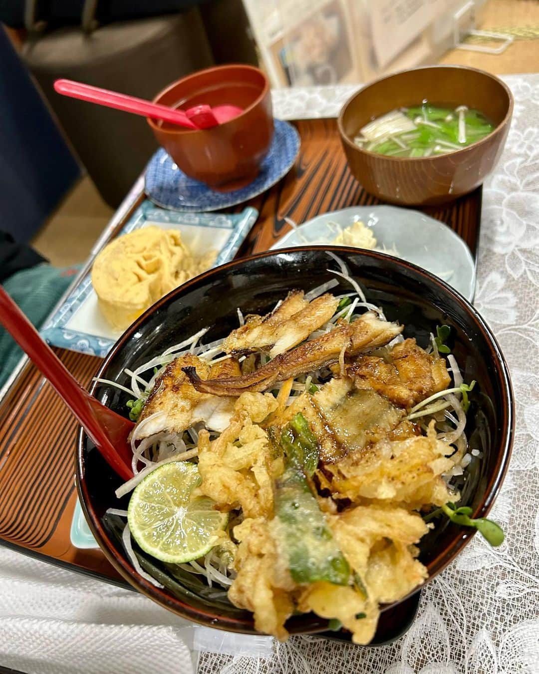 阪本智子さんのインスタグラム写真 阪本智子instagram 「🍽️♡ 釣り後の穴子丼と穴子天丼！ モリモリ食べました😋 子連れだと座敷