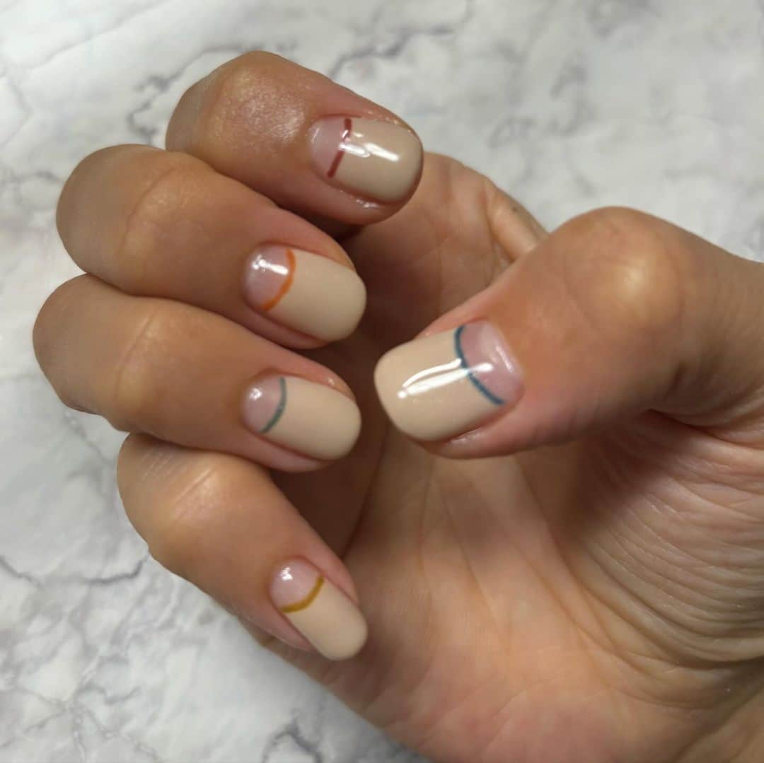 根本美緒さんのインスタグラム写真 - (根本美緒Instagram)「ネイル💅チェンジ @nail_relation 秋🍂な逆フレンチお気に入り😊 昨日MXのメイクさんが可愛い って言ってくれ ...