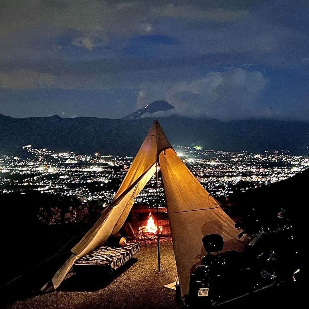 CAMP_HACKさんのインスタグラム写真 - (CAMP_HACKInstagram)「夜景が綺麗すぎるキャンプ場6選 2枚目⭐️ ️#草枕山荘キャンプ場 （熊本県） 3枚目⭐️ #スリー ...