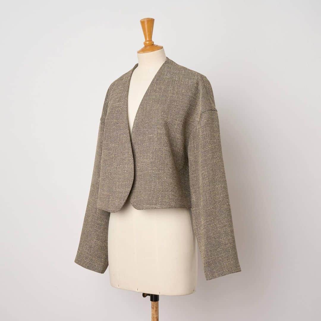 SINMEさんのインスタグラム写真 - (SINMEInstagram)「ツィードノーカラージャケット 裾がラウンドしたショート丈のノーカラーで、袖は少し太めのルーズシルエットです。 ボタン ...