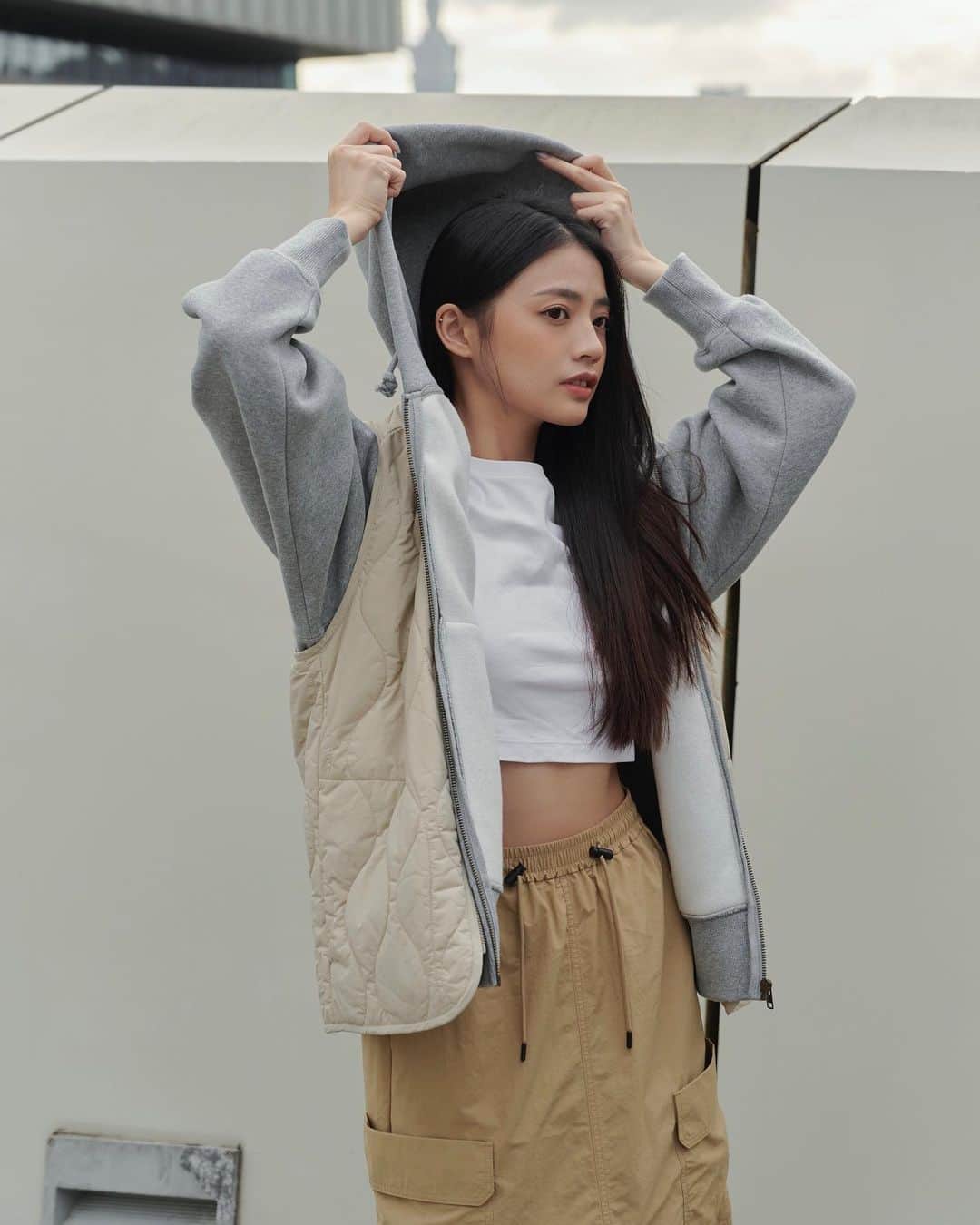 GU TAIWANさんのインスタグラム写真 - (GU TAIWANInstagram)「分享 @gu_taiwan 神級必Buy單品的2套穿搭📓🪄 好喜歡這件 #女裝降落傘工作褲 🪂 超好穿 ...