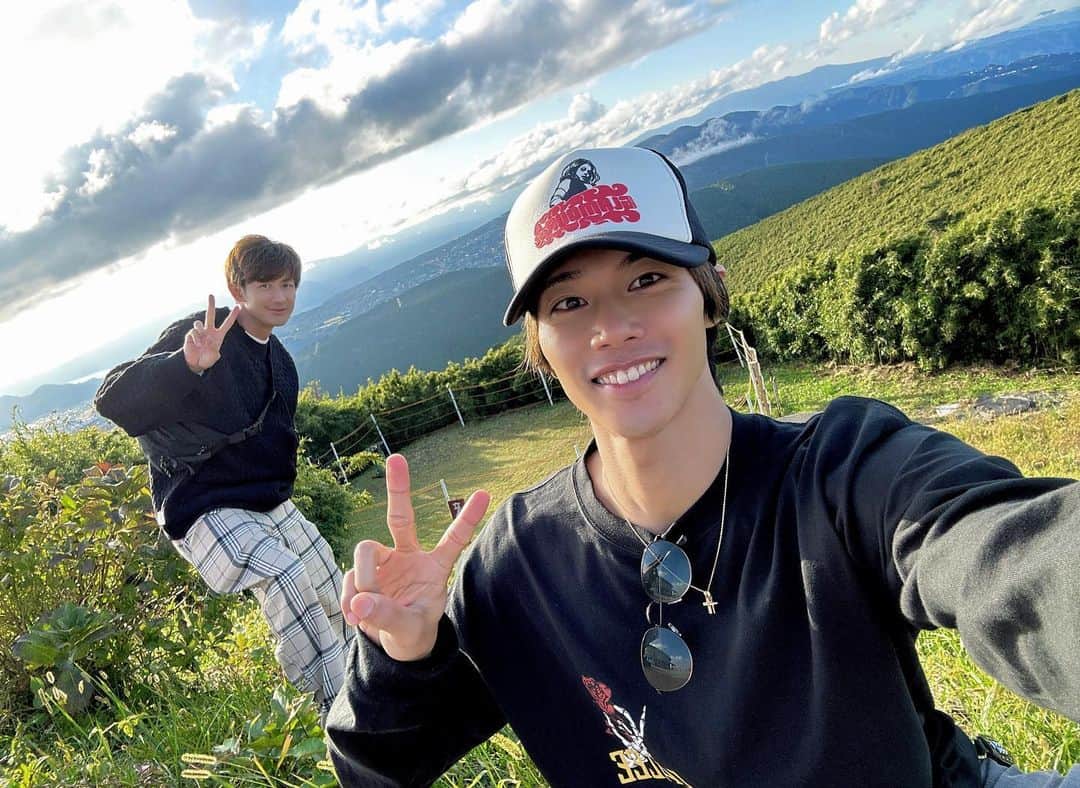 手島章斗さんのインスタグラム写真 - (手島章斗Instagram)「大自然。大事な友。 自分をニュートラルに戻せる😌 #緑と青が大好きです」10月15日 21時22分 - akito ...