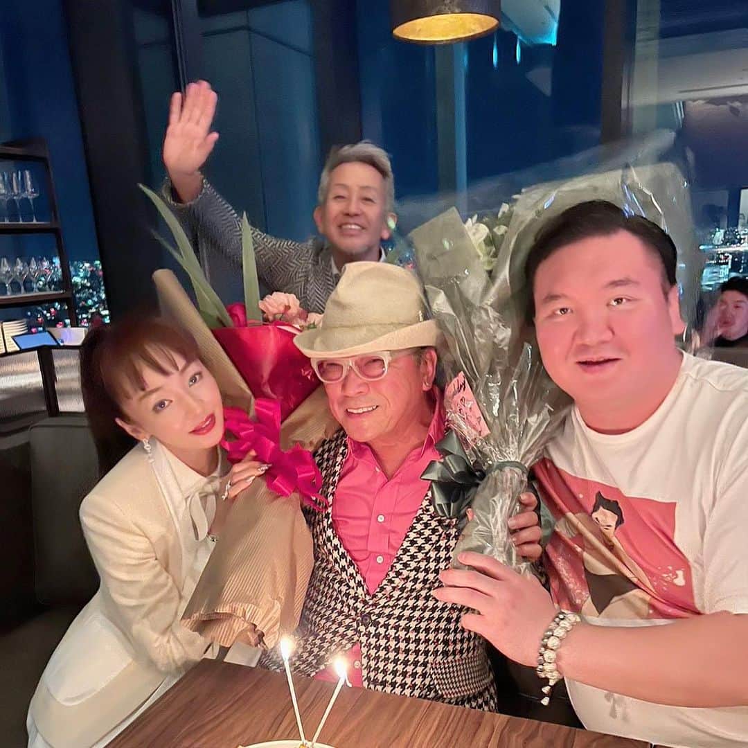 神田うのさんのインスタグラム写真 - (神田うのInstagram)「みんな💕でデジタルアートShow『Syn』を見終わった後は45階にある ...