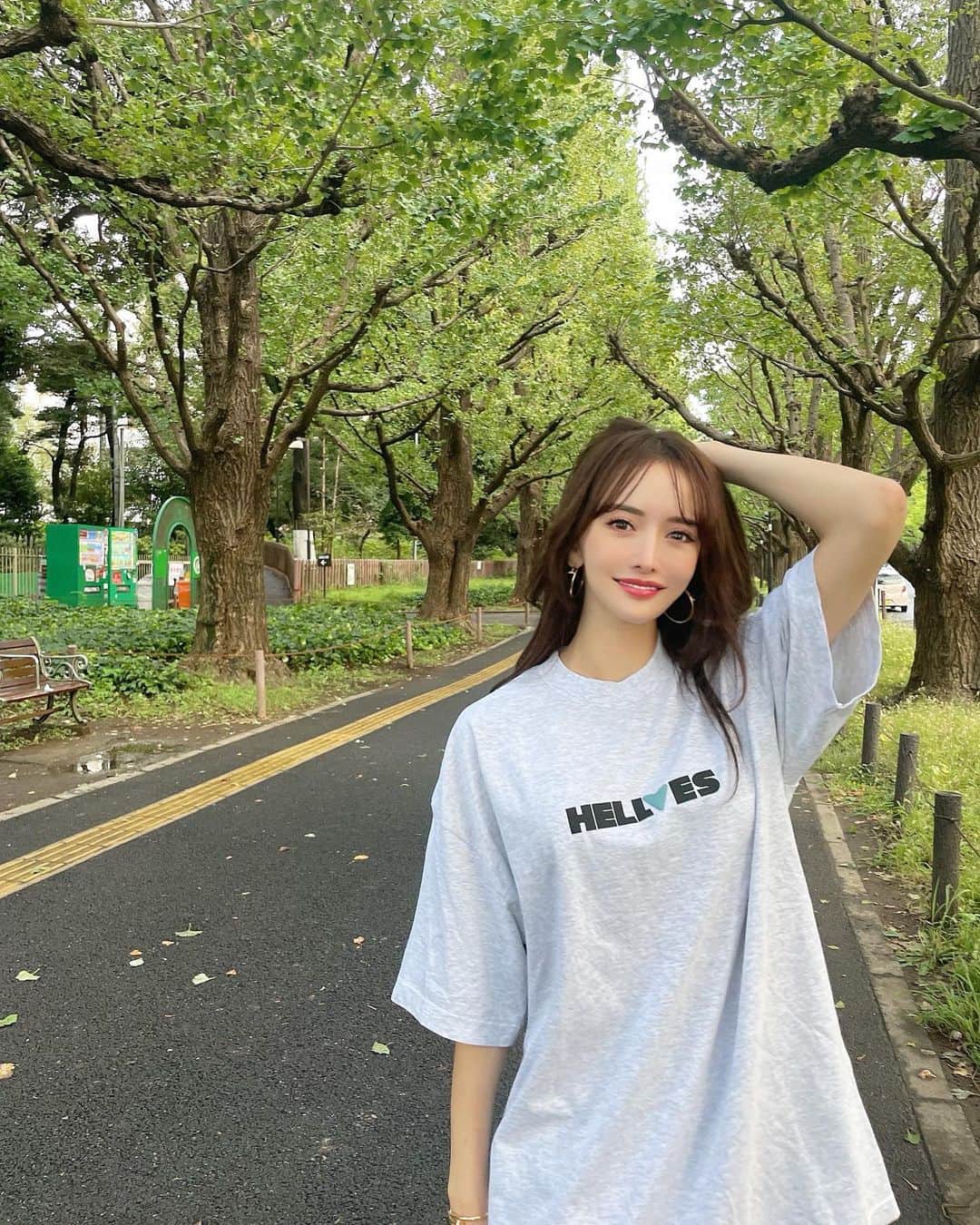 伊東亜梨沙さんのインスタグラム写真 - (伊東亜梨沙Instagram)「@hell_yes_official 🫰 オーバーサイズで着るとかわいい🩵 川口春奈様とおそろいだった🥹笑 ...