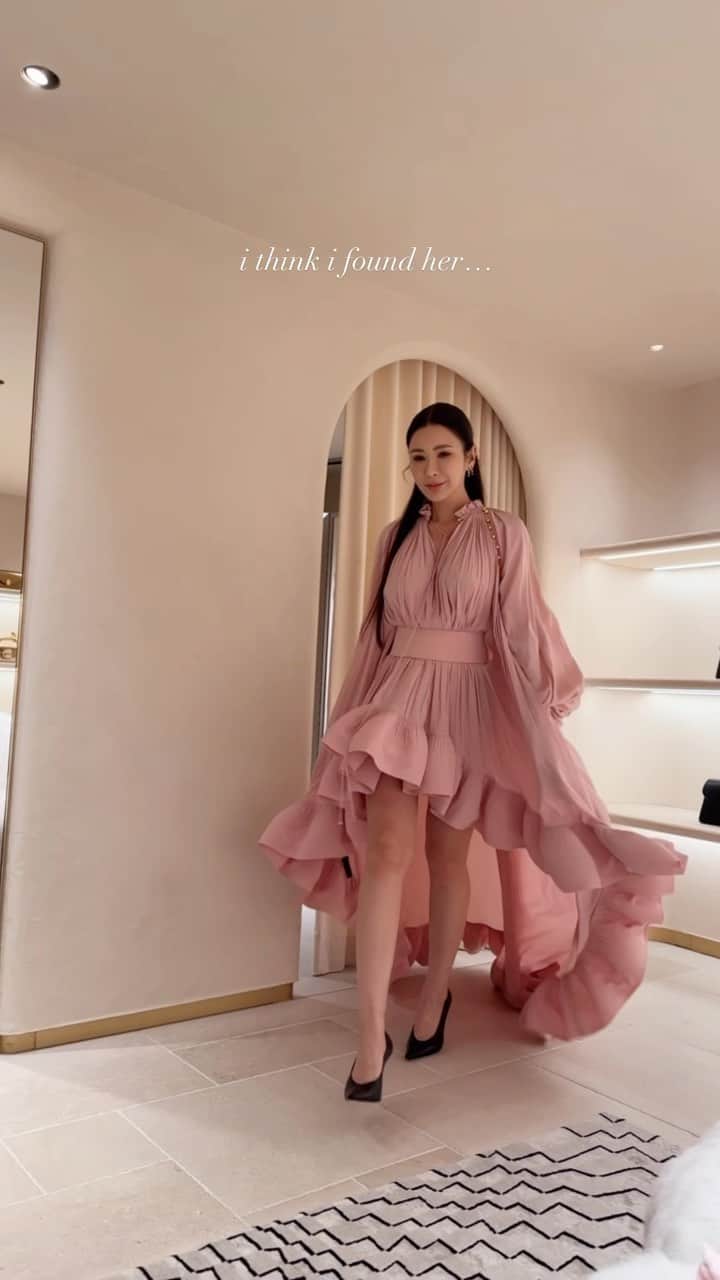 ジェイミー・チュアさんのインスタグラム動画 - (ジェイミー・チュアInstagram)「Day 2 in Paris. Let’s go ...