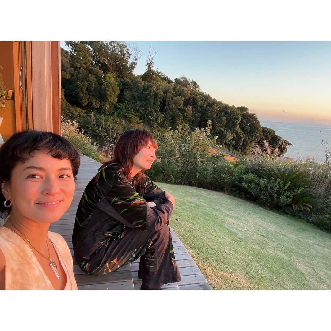 桃生亜希子さんのインスタグラム写真 - (桃生亜希子Instagram)「秋晴れの美しい日🌞 秋休みの子ども達を連れて、Kiira @kiira_shikica の展示会へ。 服も可愛かったし ...