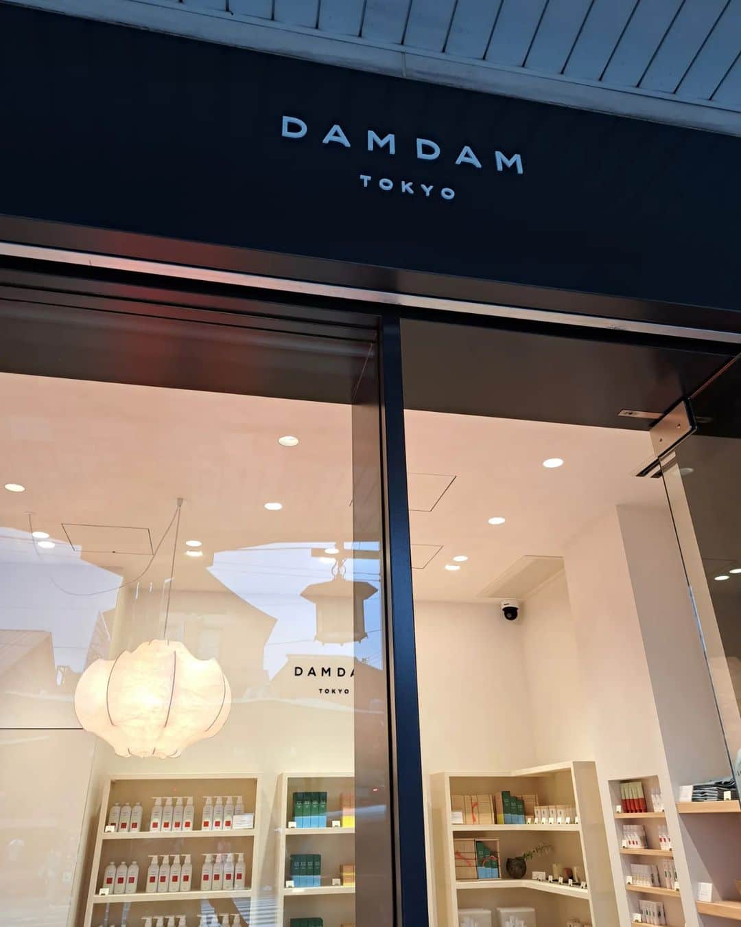 川原ちかよさんのインスタグラム写真 - (川原ちかよInstagram)「DAMDAM TOKYO 京都店が、 本日、祇園は八坂神社の前にオープンしました！ 以前、agnes b.祇園店での ...