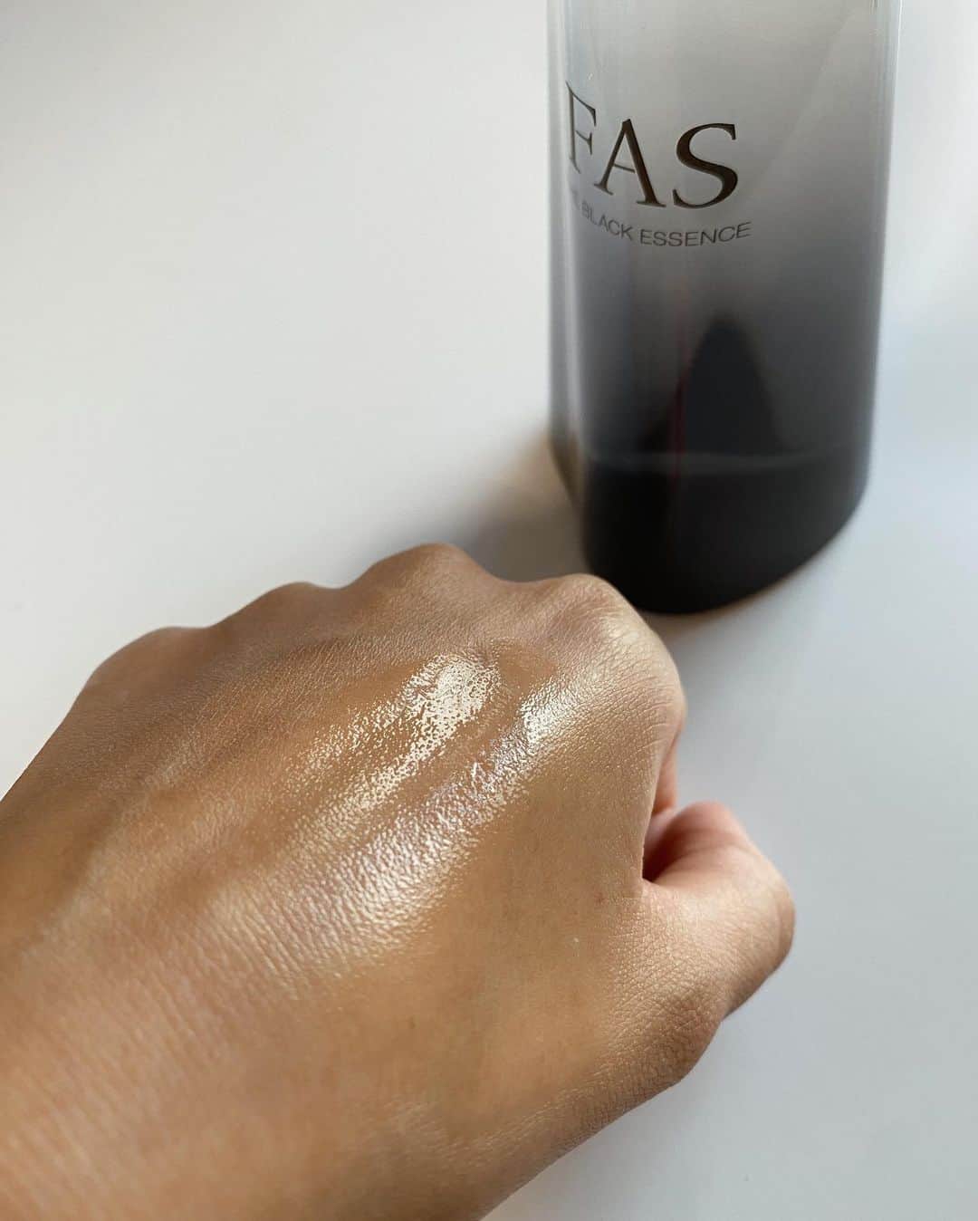 石川マリーさんのインスタグラム写真 - (石川マリーInstagram)「先日ヘアメイクさんにも褒められたお肌 そう、最近お肌の調子が良いのです ️ 新しく出会ったスキンケアブランド 発酵技術 ...