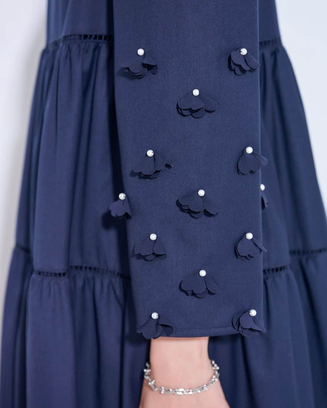 Chestyさんのインスタグラム写真 - (ChestyInstagram)「[ New Item ] 上品な印象ながらも着やすさが魅力のワンピースは、一枚で上品なスタイリングが完成する着映え ...