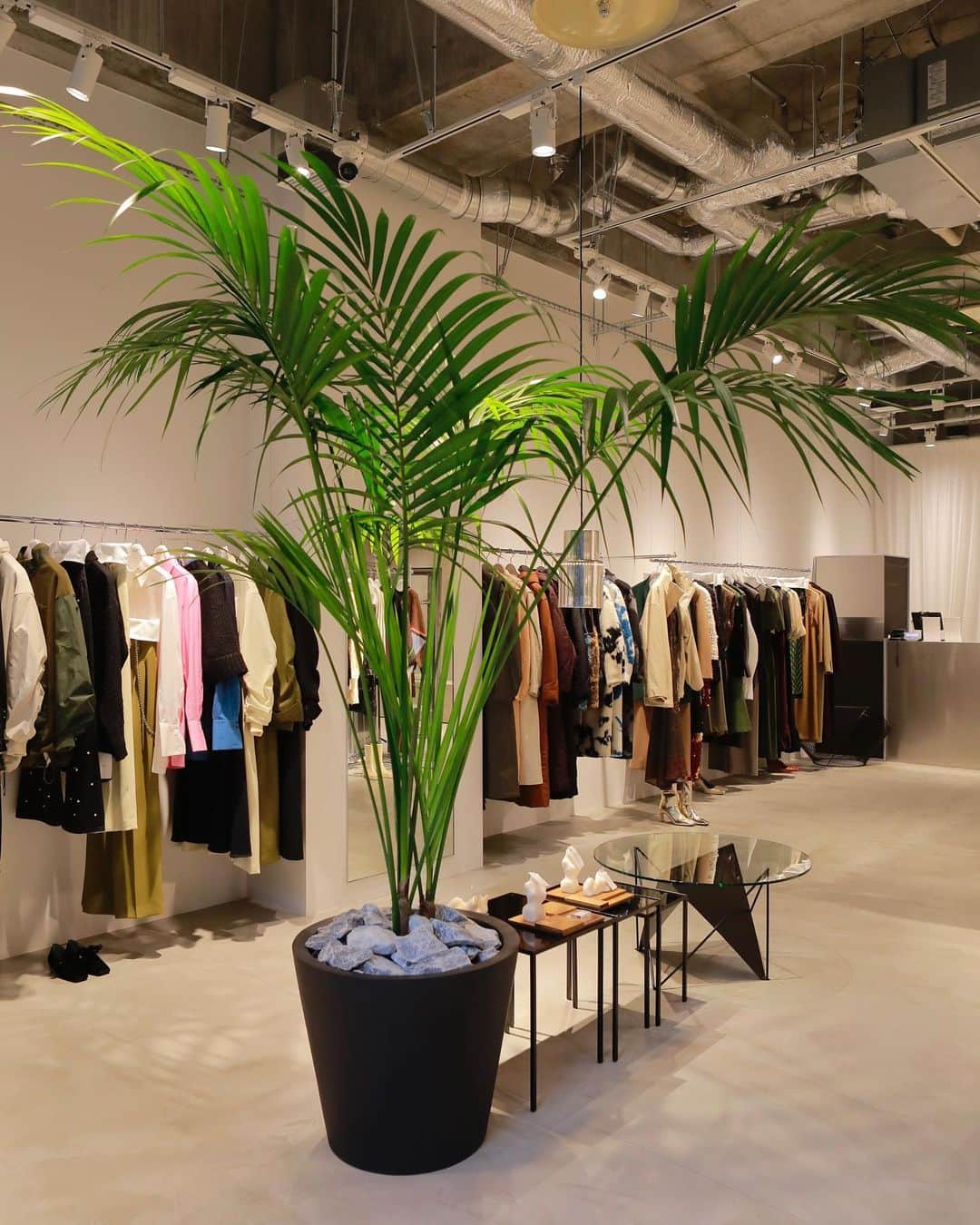 ロビンさんのインスタグラム写真 - (ロビンInstagram)「Congrats Ameri Vintage Daikanyama AmeriとAlphaのコラボ レディースでも全然着れる ...