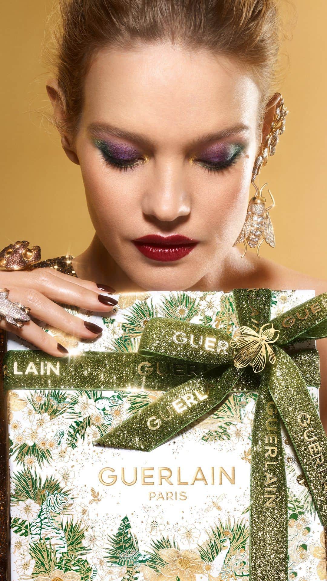 ゲランさんのインスタグラム動画 - (ゲランInstagram)「Bold pigments. Intense colour. Sparkle and shine this winter ...